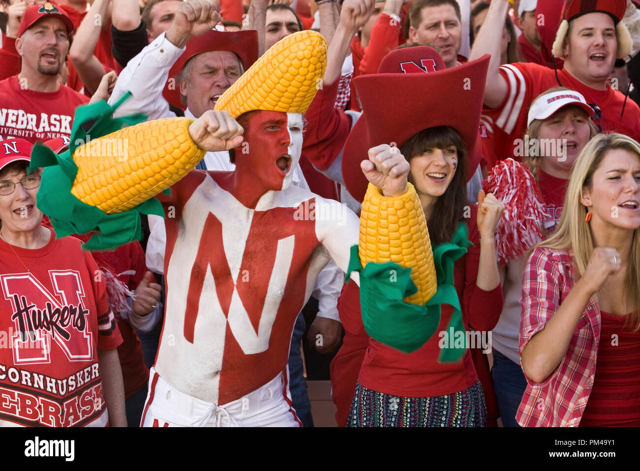 (L-r) Carl (JIM CARREY) and Allison (ZOOEY DESCHANEL) cheer on the ...