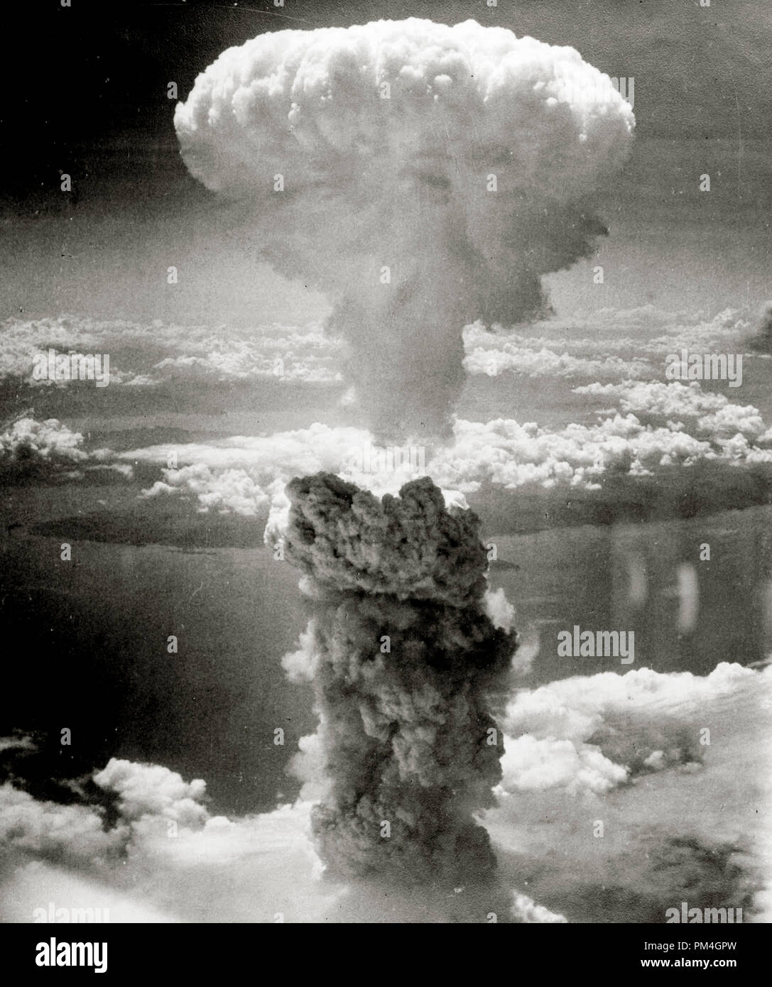 Mushroom cloud from the atomic explosion over Nagasaki rising 60,000 ...