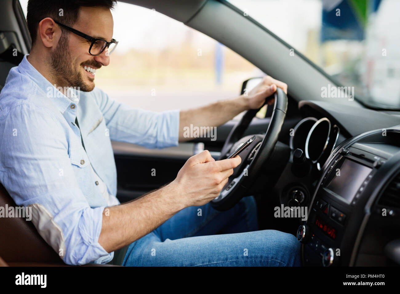 Man car accident phone hi-res stock photography and images - Alamy