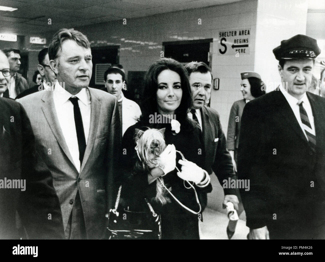 Elizabeth taylor richard burton 1964 hi-res stock photography and ...