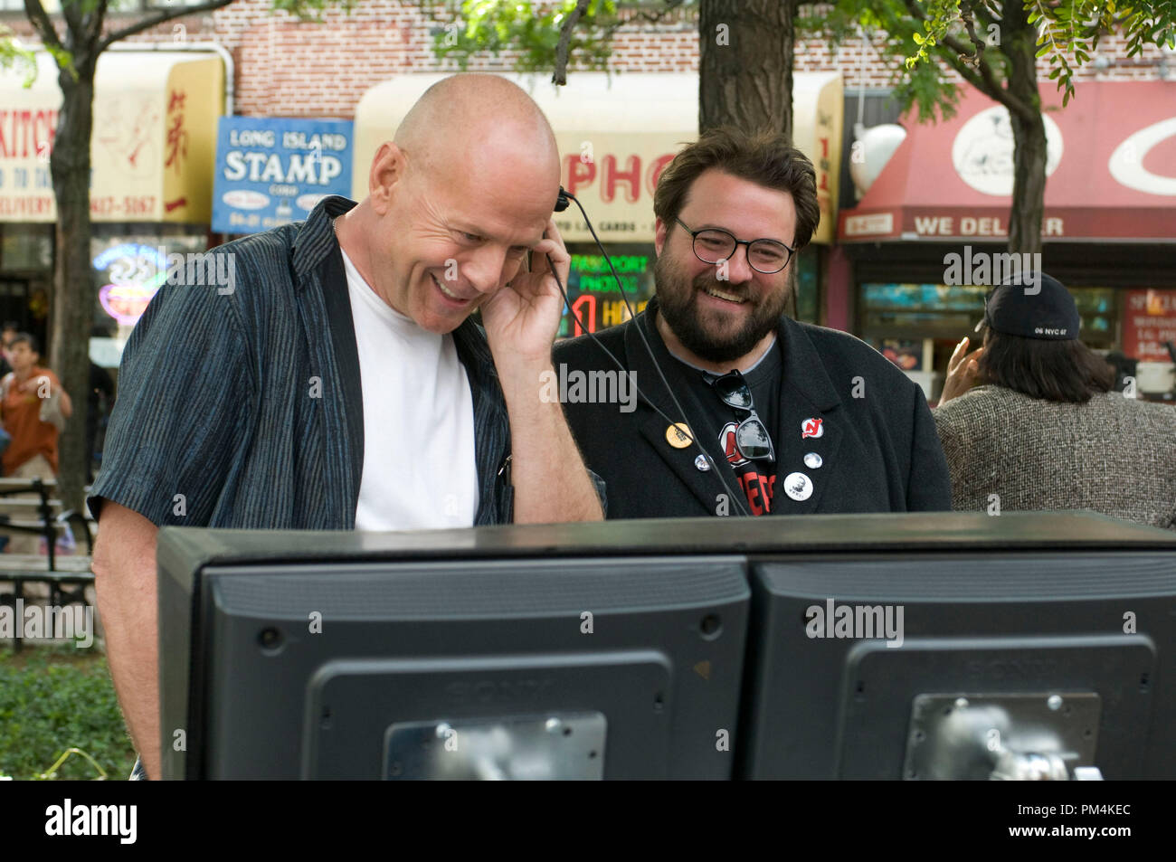 (L-r) BRUCE WILLIS and Director KEVIN SMITH on the set of Warner Bros ...