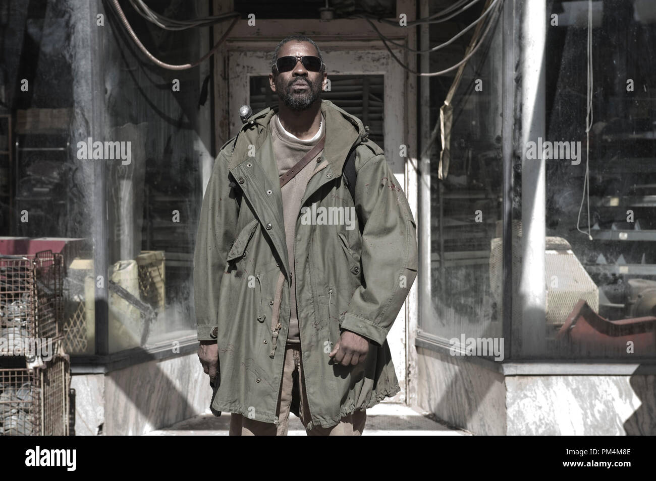 Denzel washington movie still action hi-res stock photography and ...