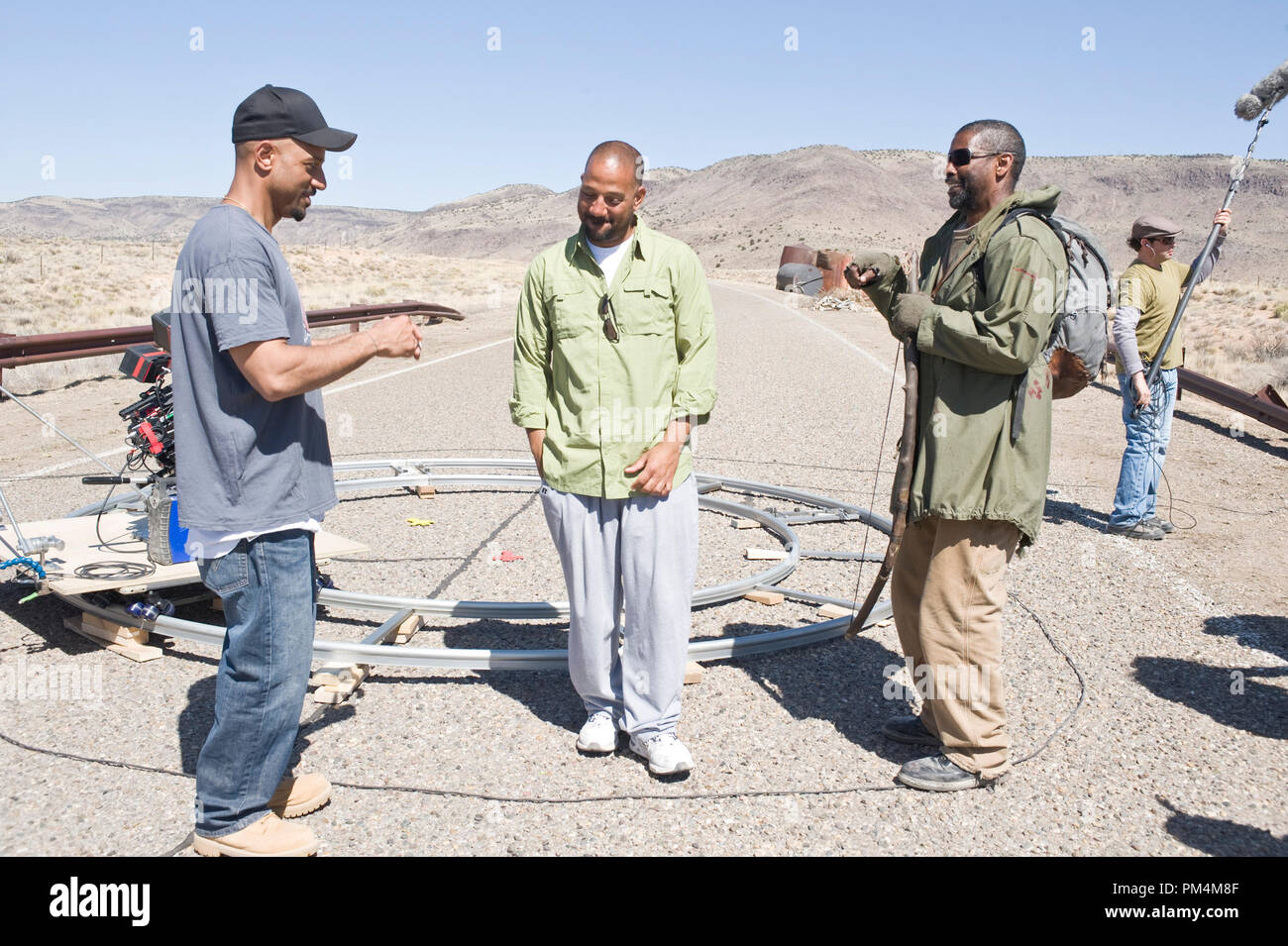 (L-r) Directors ALBERT HUGHES and ALLEN HUGHES with DENZEL WASHINGTON ...