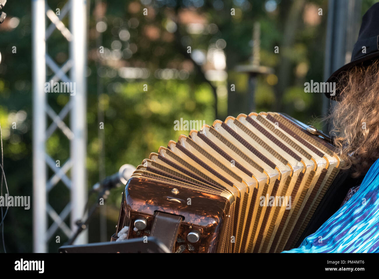 Jewish folk music hi-res stock photography and images - Alamy