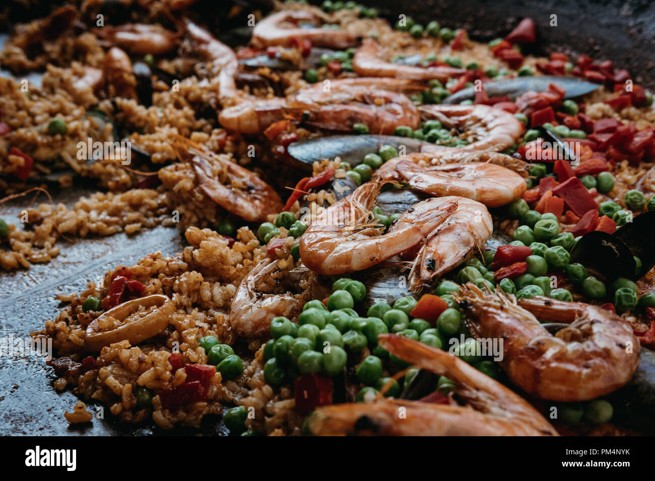 Close up of a freshly cooked seafood paella in a pan Stock Photo - Alamy