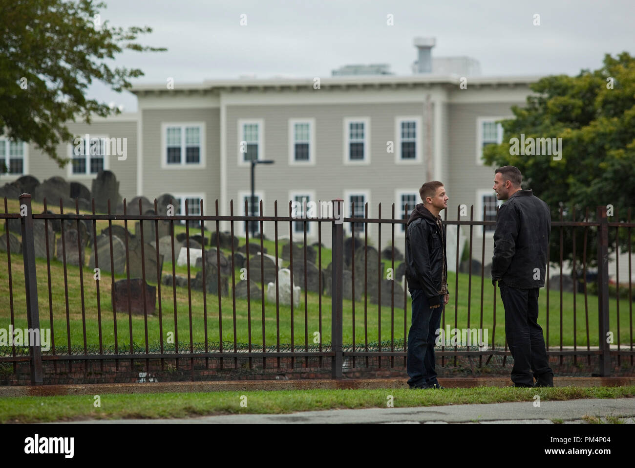 (L-r) JEREMY RENNER as Jem Coughlin and BEN AFFLECK as Doug MacRay in ...