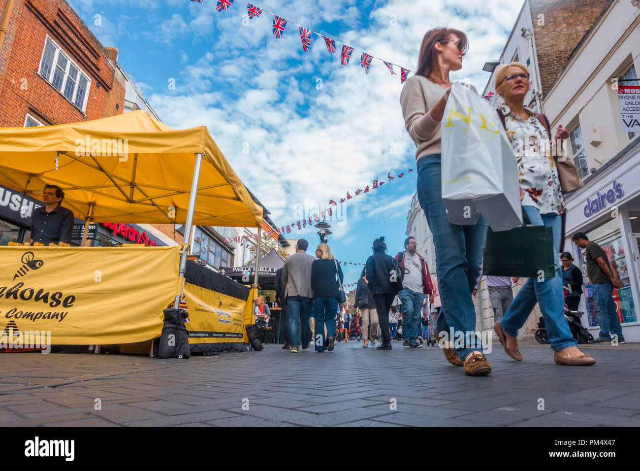 View of a busy street scene hi-res stock photography and images - Alamy