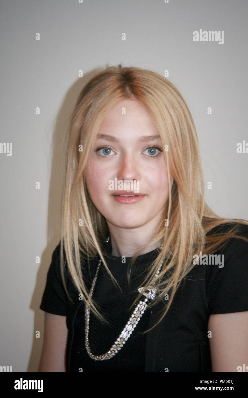 Dakota Fanning November 6 2009 Reproduction By American Tabloids Is Absolutely Forbidden