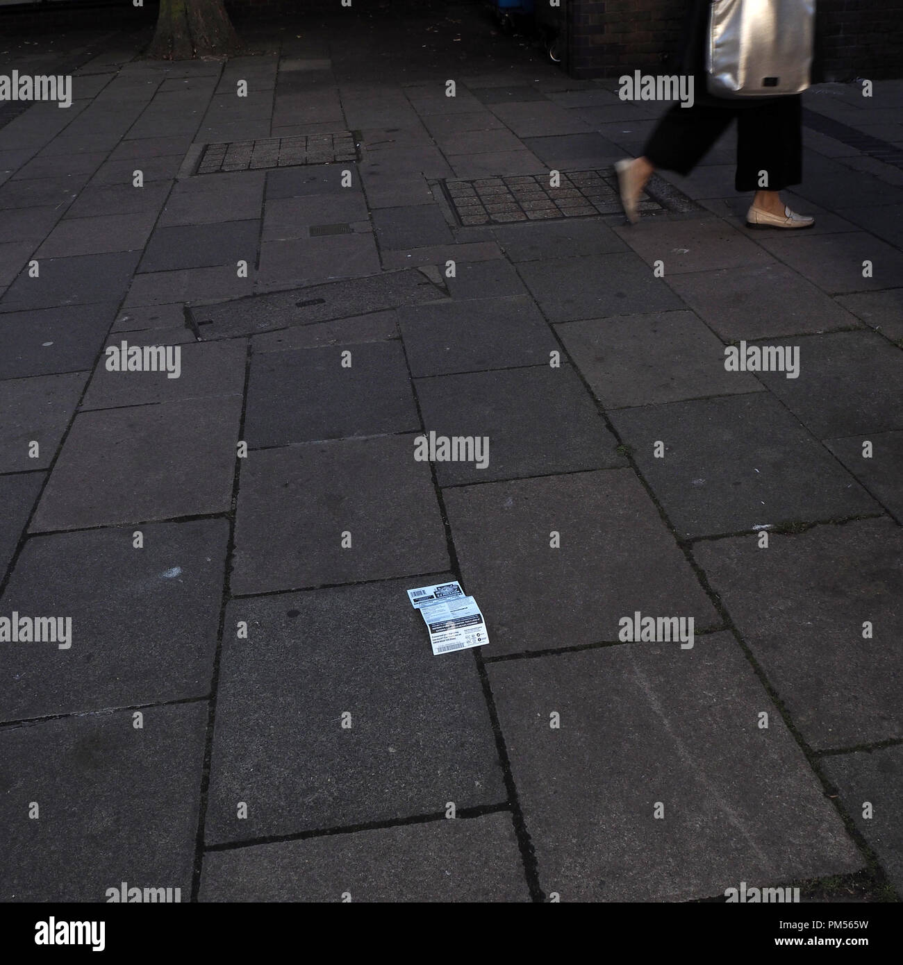Litter & rubbish left on the street Stock Photo - Alamy