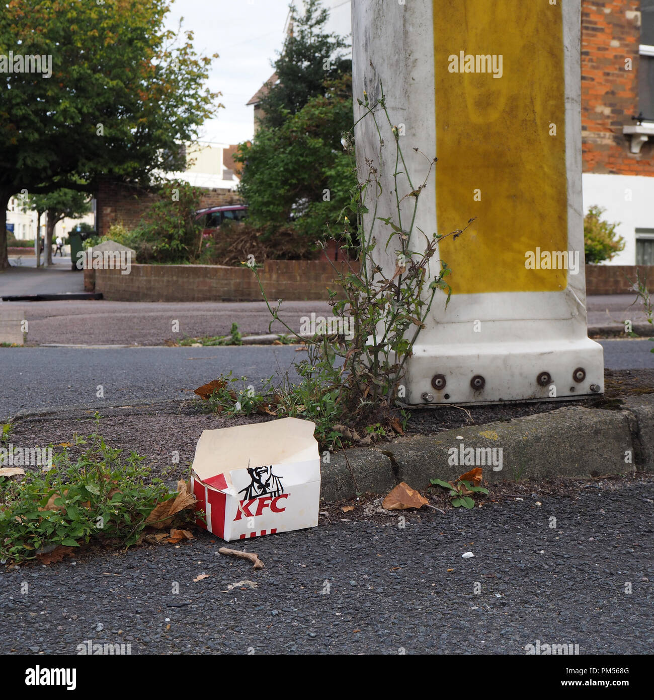 Litter & rubbish left on the street Stock Photo - Alamy