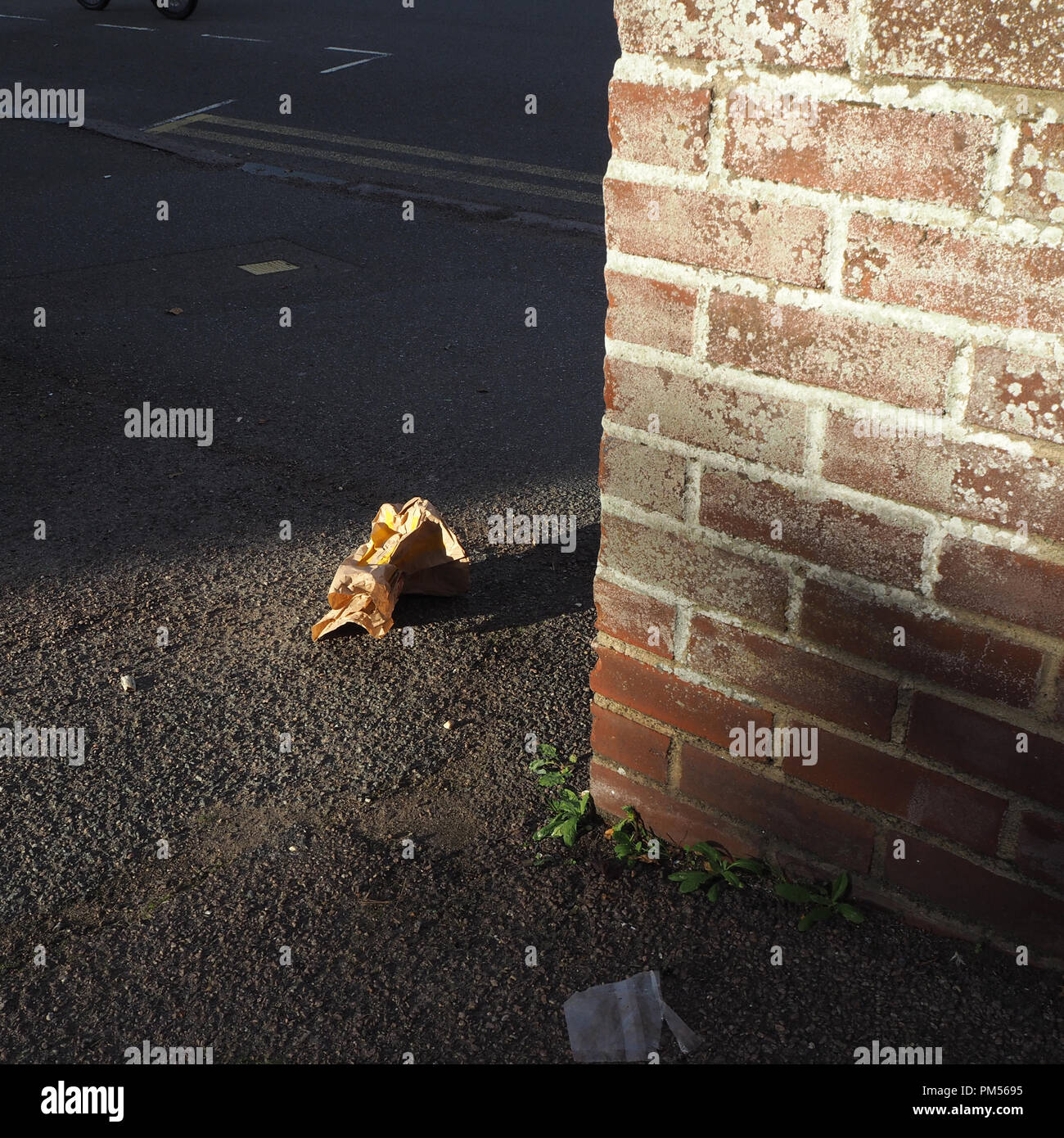 Litter & rubbish left on the street Stock Photo - Alamy