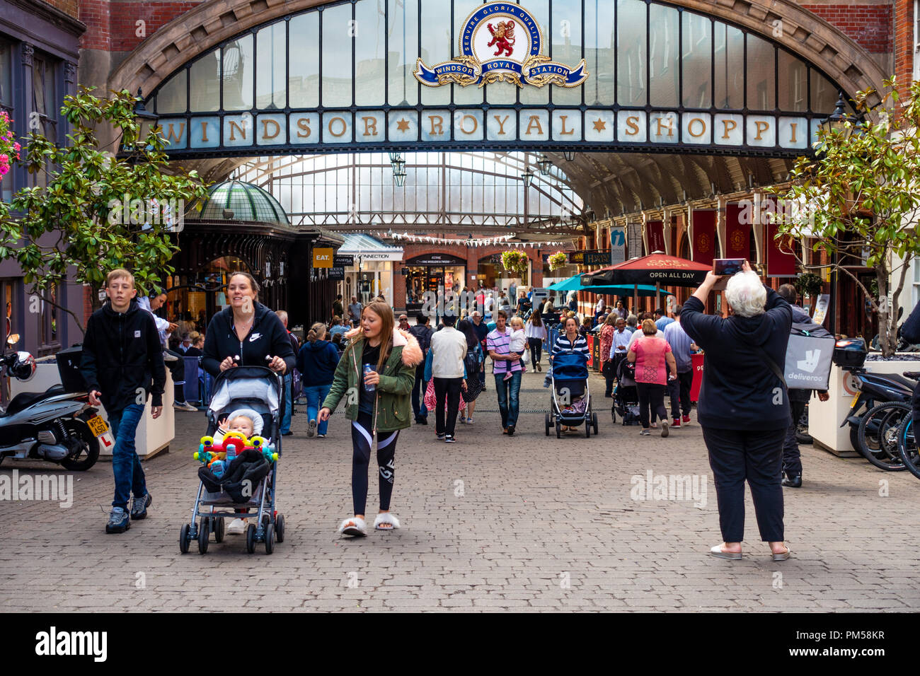 Windsor royal shopping hi-res stock photography and images - Alamy