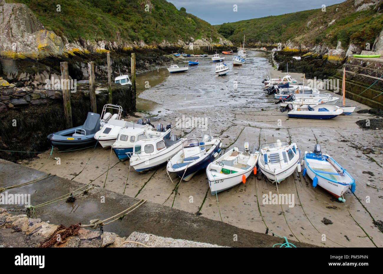 Beched boats hi-res stock photography and images - Alamy