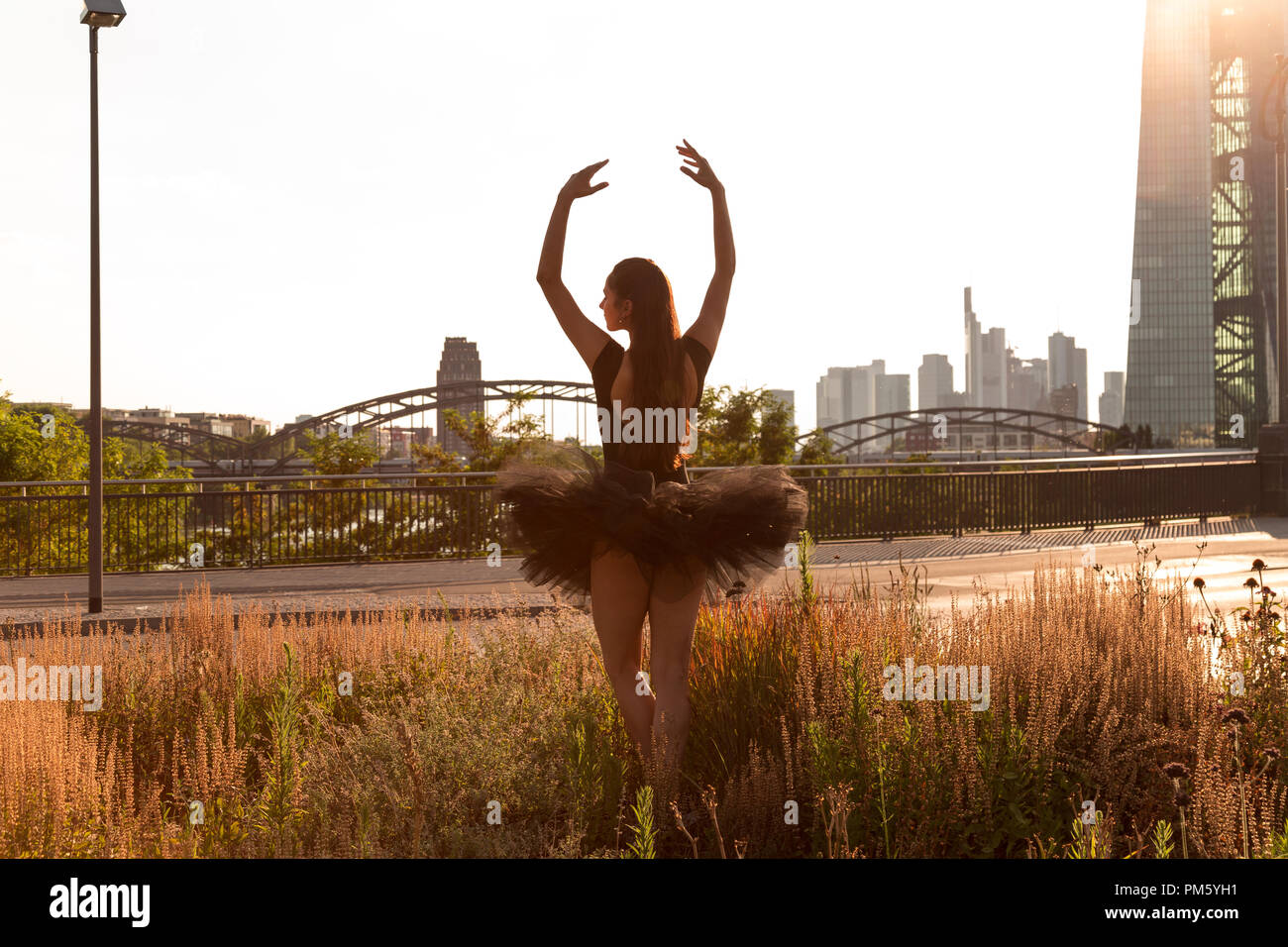 Young girl ballet street hi-res stock photography and images - Alamy