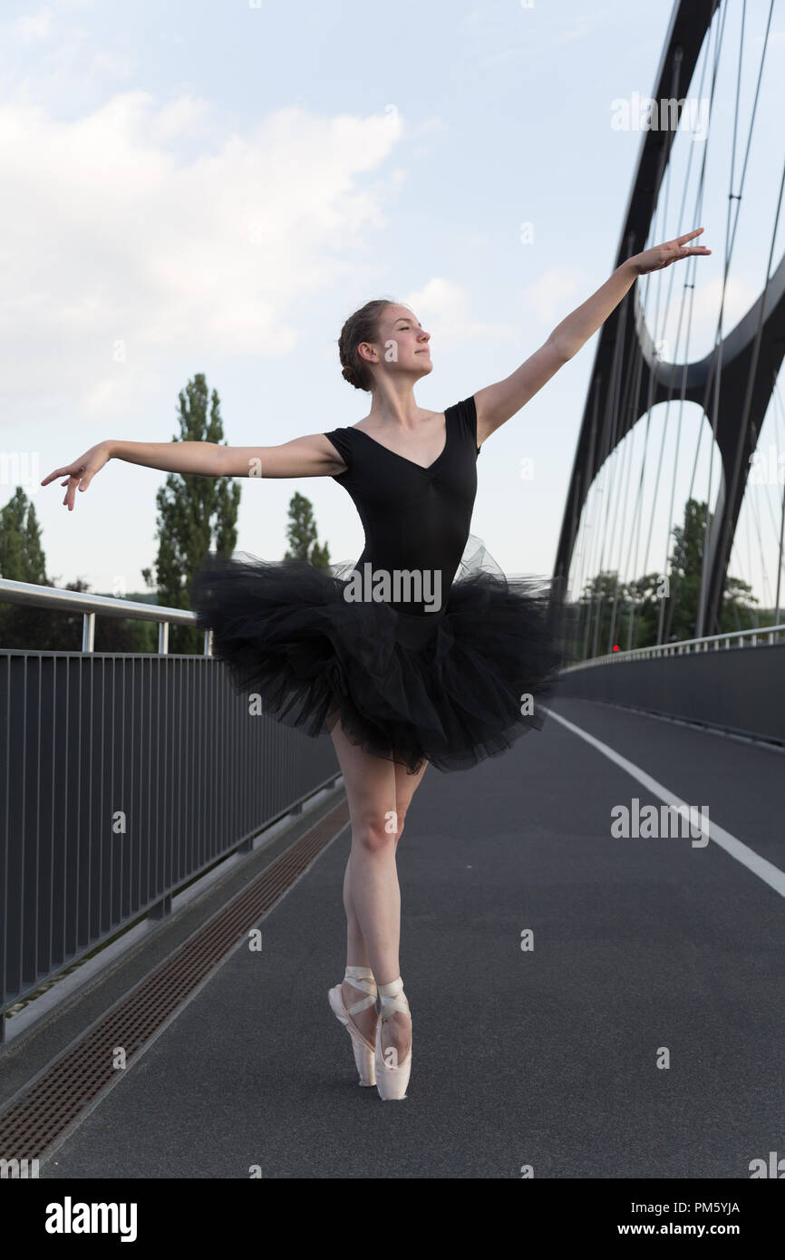 Pointe technique hi-res stock photography and images - Alamy