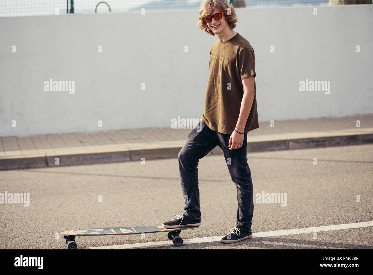 Posing with longboard hi-res stock photography and images - Alamy
