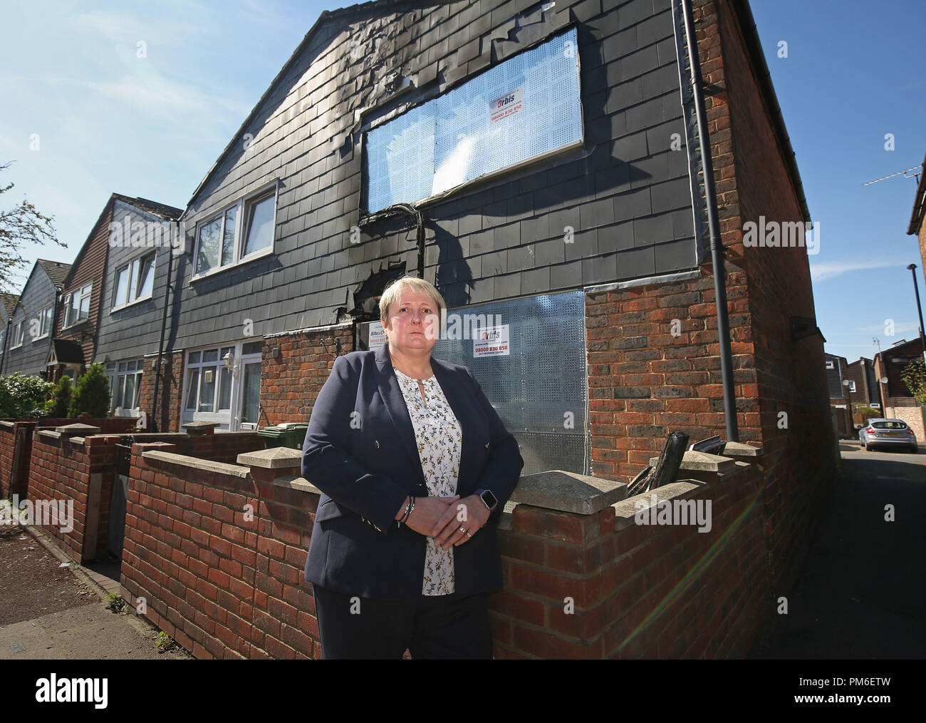 Detective inspector alison cole outside house hi-res stock photography ...