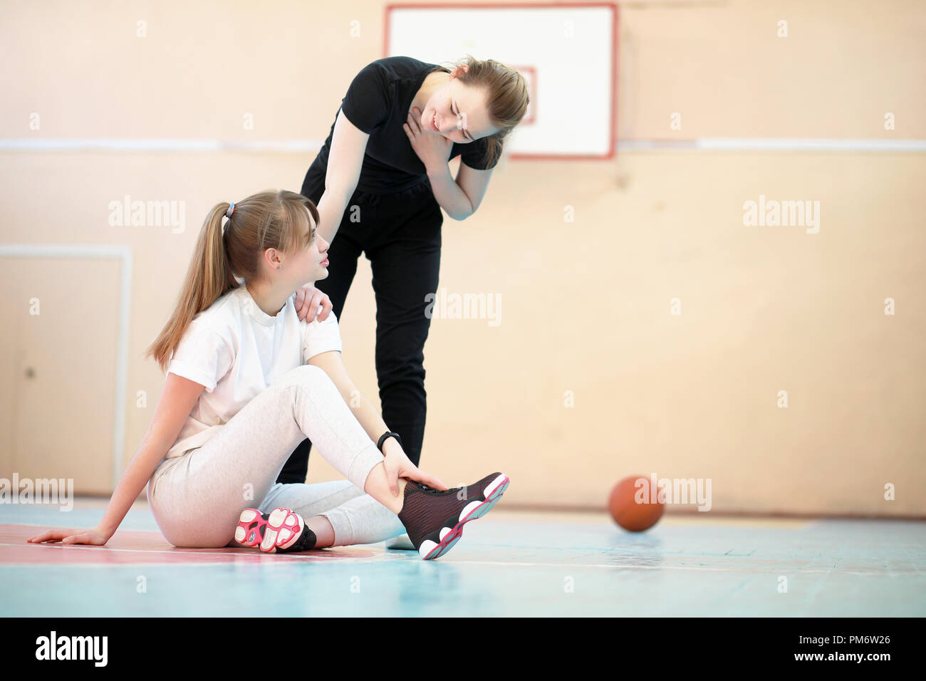 Teen girl playing basketball in gym hi-res stock photography and images ...