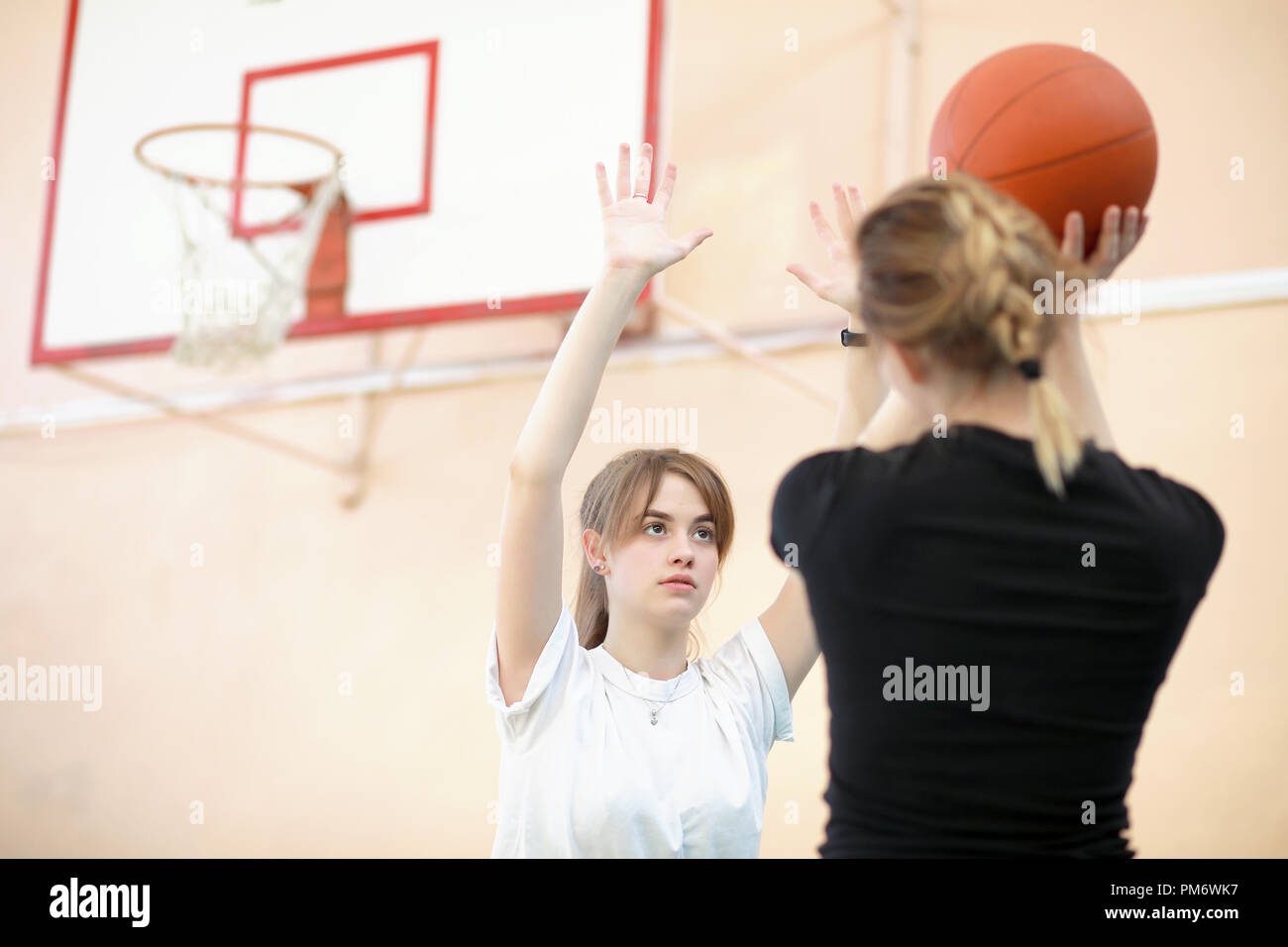 Teen girl playing basketball in gym hi-res stock photography and images ...