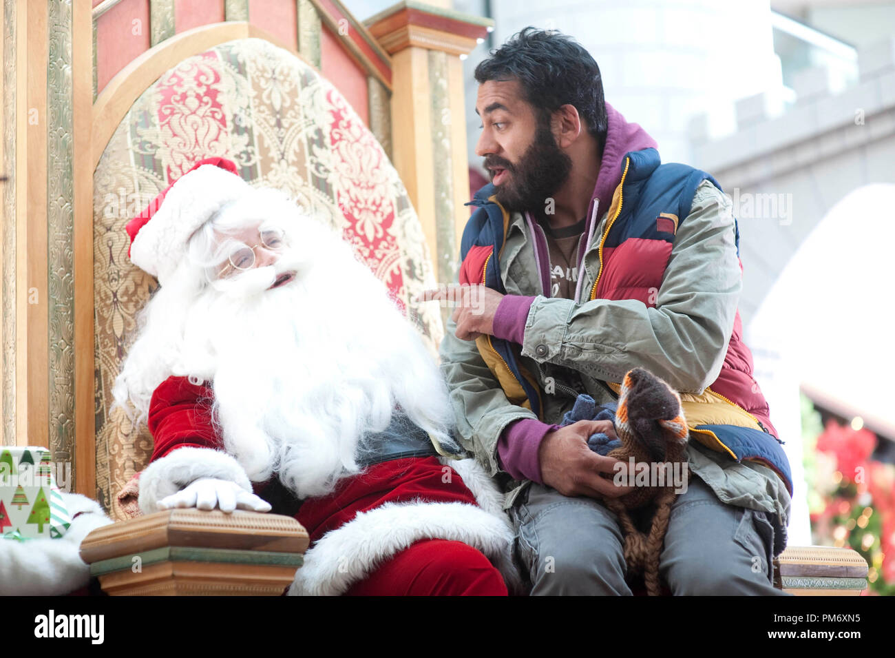 (L-r) PATTON OSWALT as Mall Santa and KAL PENN as Kumar in New Line ...