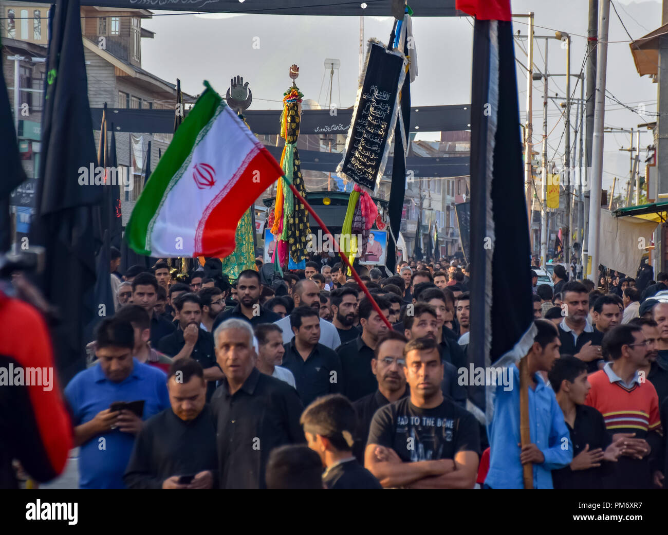 Kashmiri Shia Muslims perform rituals as they took part in 6th day of ...