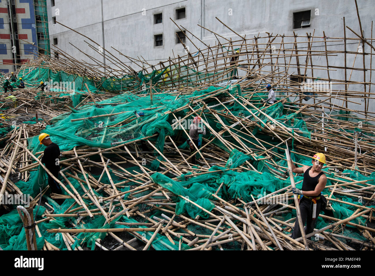 Large scale scaffolding hi-res stock photography and images - Alamy