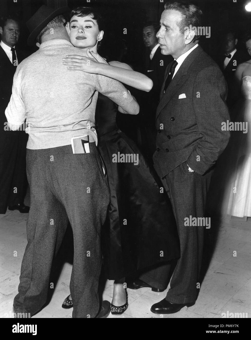 Audrey hepburn and humphrey bogart Black and White Stock Photos ...