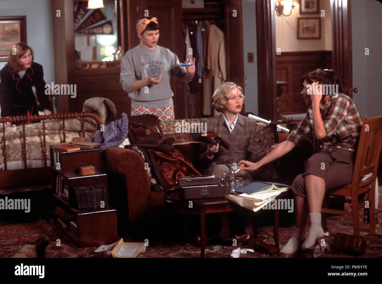 Film Still / Publicity Still from "Mona Lisa Smile" Maggie Gyllenhall ...