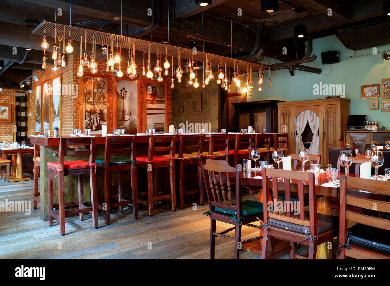 Relaxing wooden Interior of a Cafe Restaurant Stock Photo - Alamy