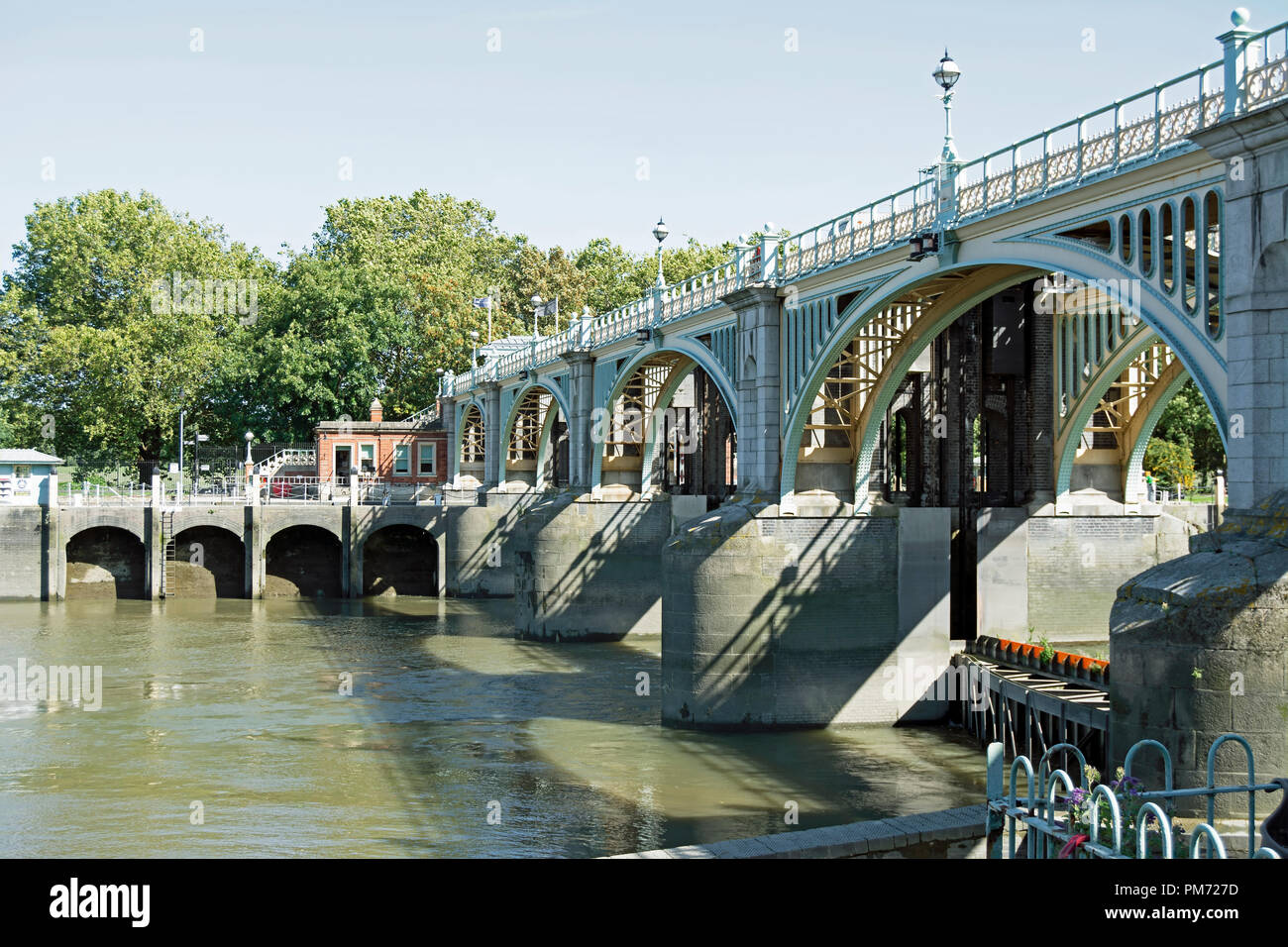 River thames locks hi-res stock photography and images - Alamy