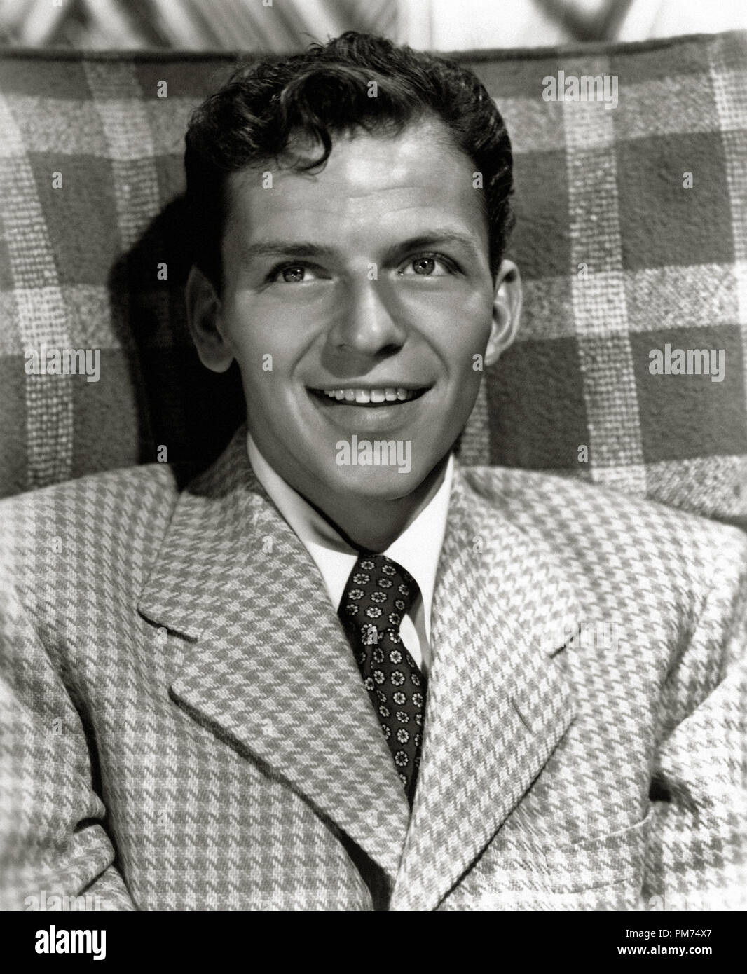 1940s frank sinatra publicity still hi-res stock photography and images ...