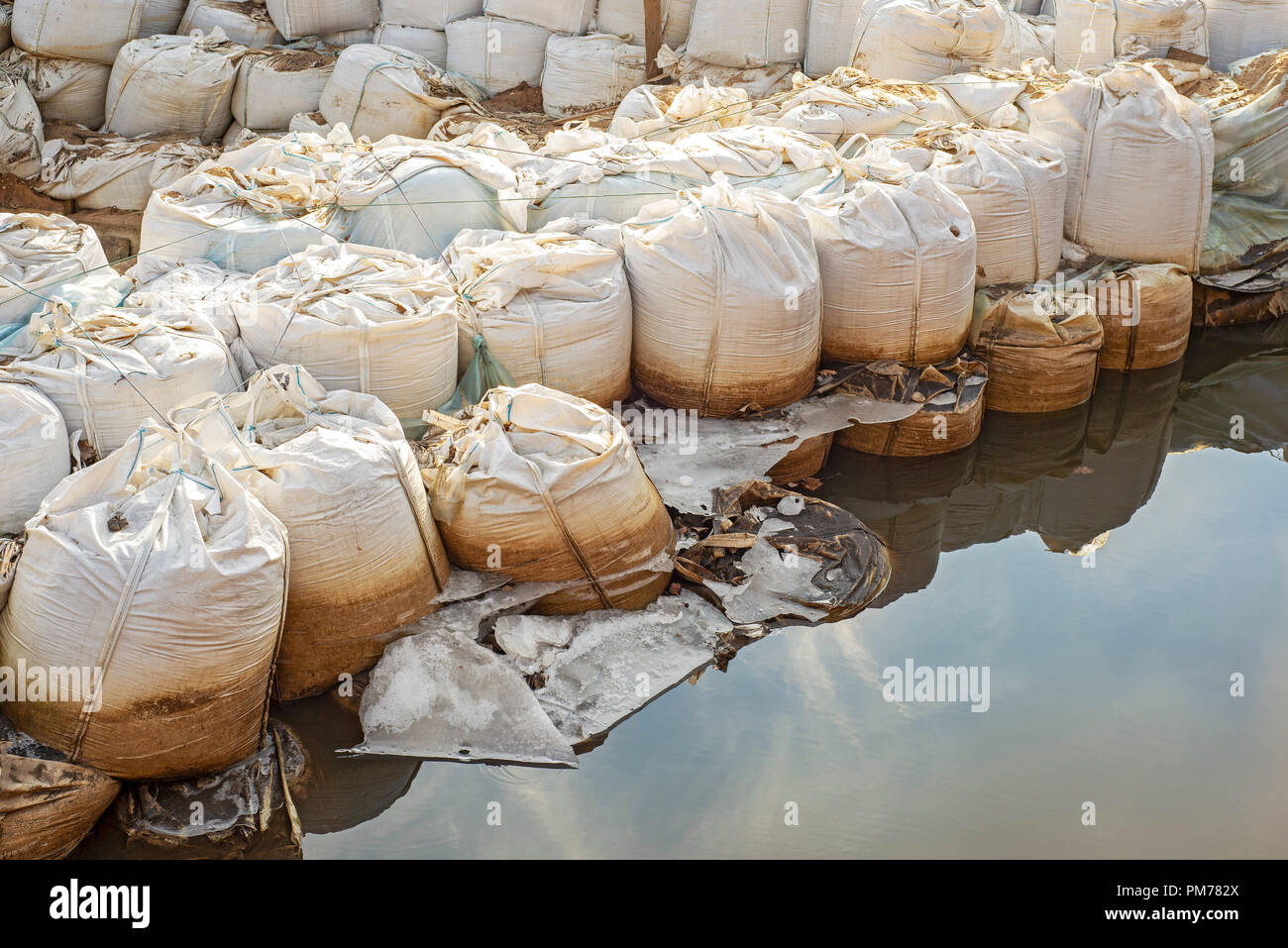 Big sandbags hi-res stock photography and images - Alamy