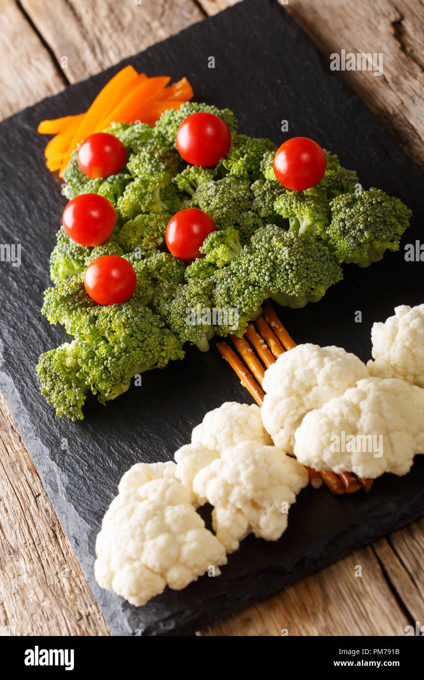 Beautiful food: Christmas tree of broccoli, cauliflower, tomatoes ...