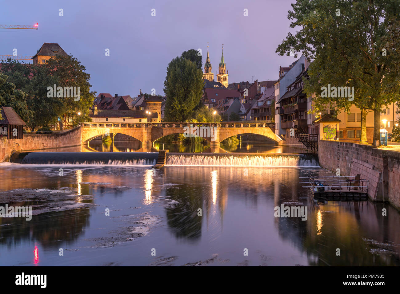 Fluss Pegnitz, Maxbrücke und Kirchtürme der St. Lorenz Kirche in der ...