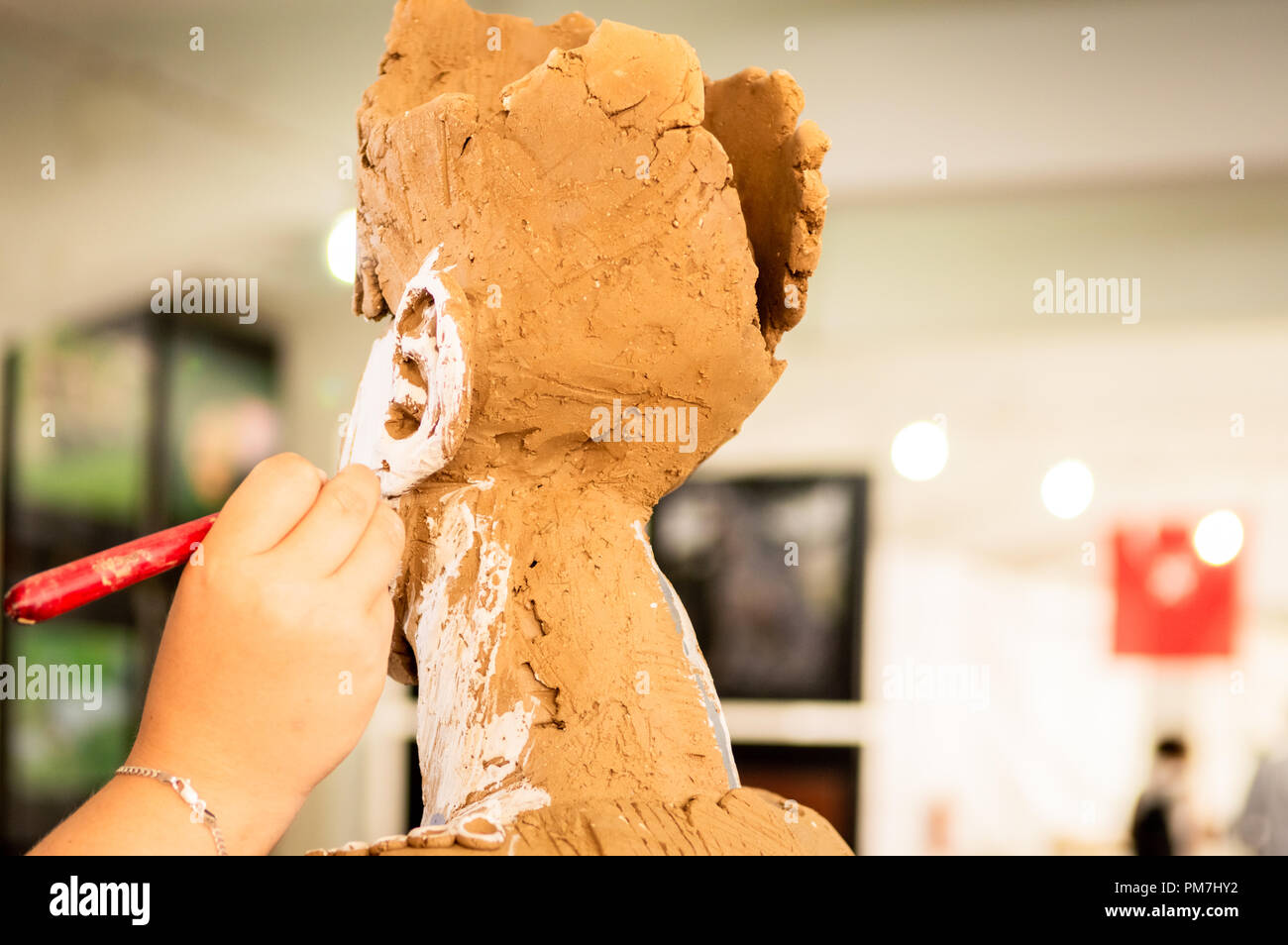 Hand holding face sculpture hi-res stock photography and images - Alamy