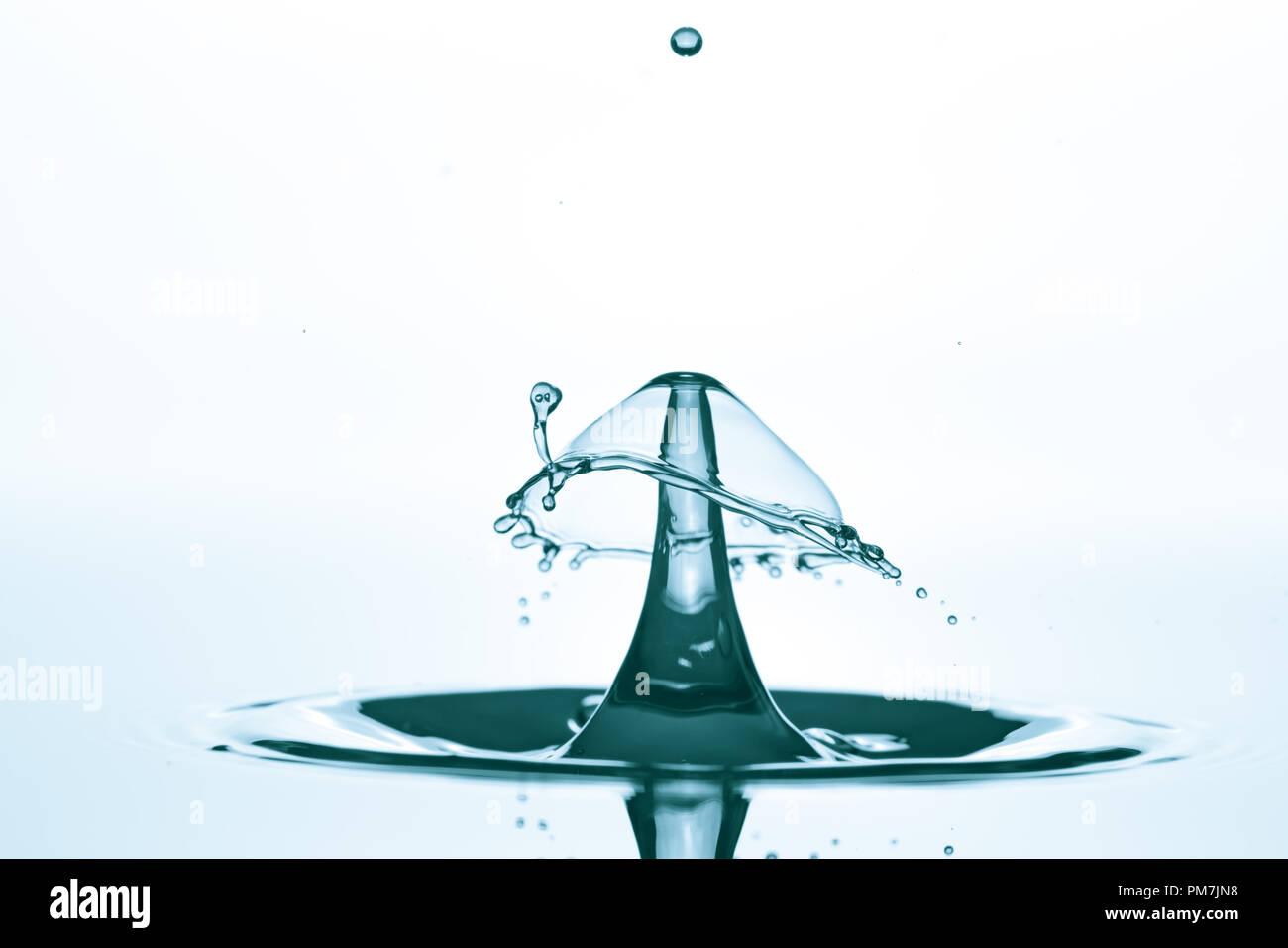 Falling water droplets hi-res stock photography and images - Alamy