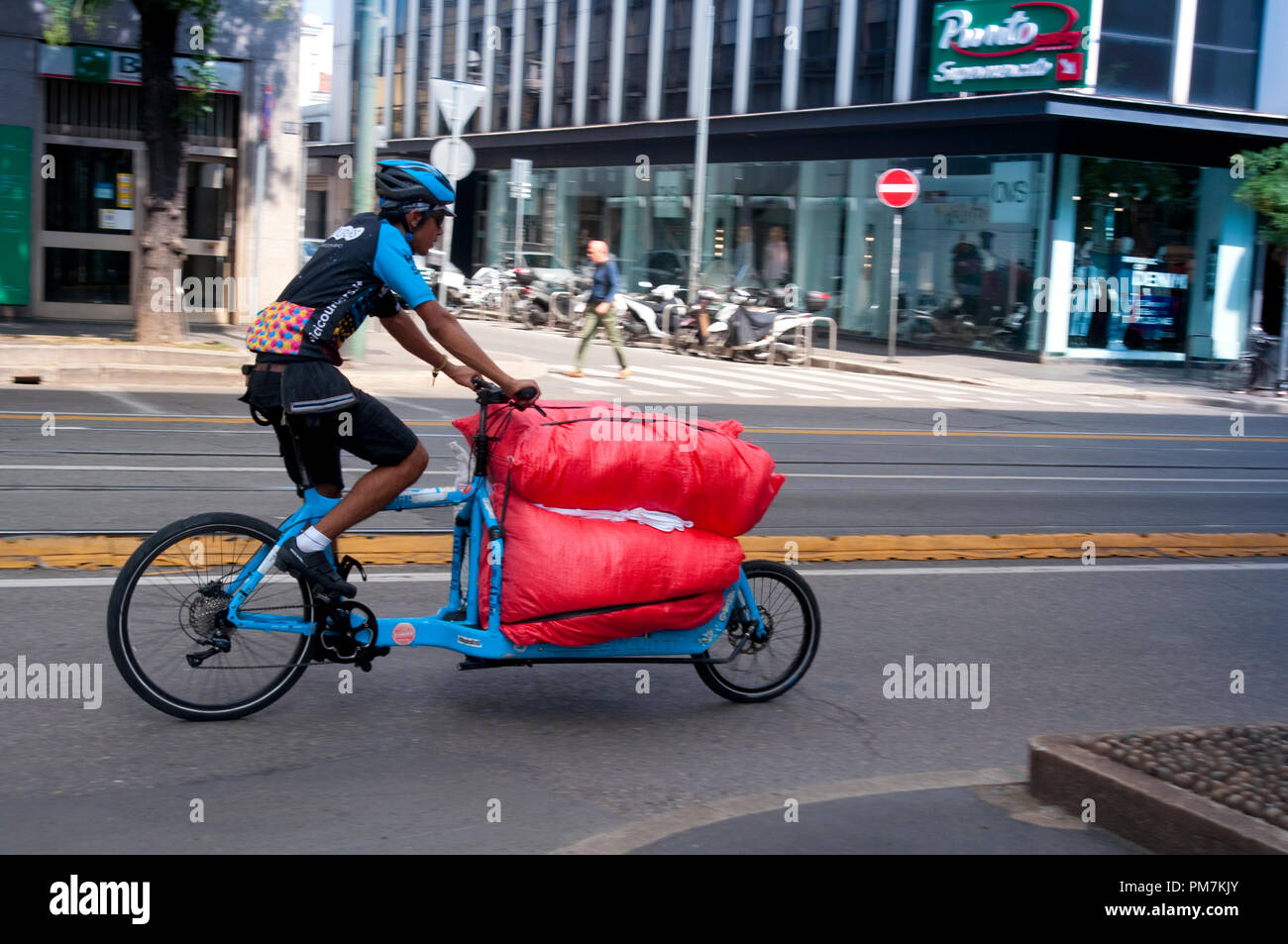 Bike messenger blur hi-res stock photography and images - Alamy