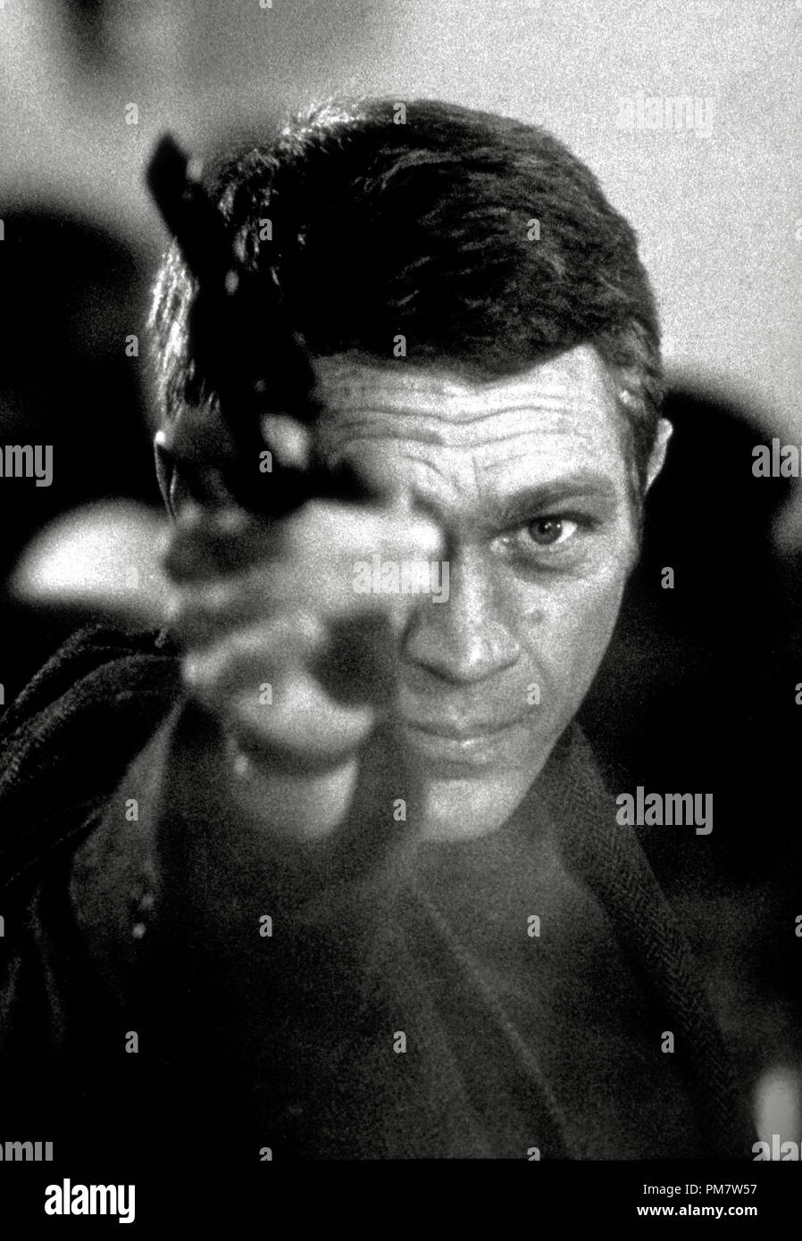 Steve mcqueen bullitt gun hi-res stock photography and images - Alamy