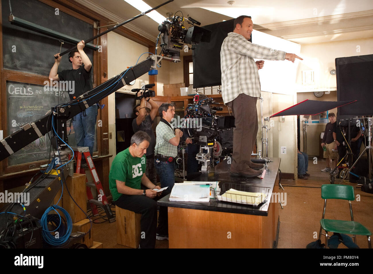Kevin James, Producer Todd Garner (sitting) and crew on the set of ...