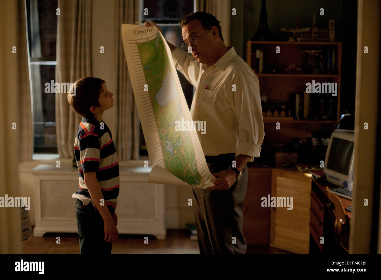 (L-r) THOMAS HORN as Oskar Schell and TOM HANKS as Thomas Schell in ...