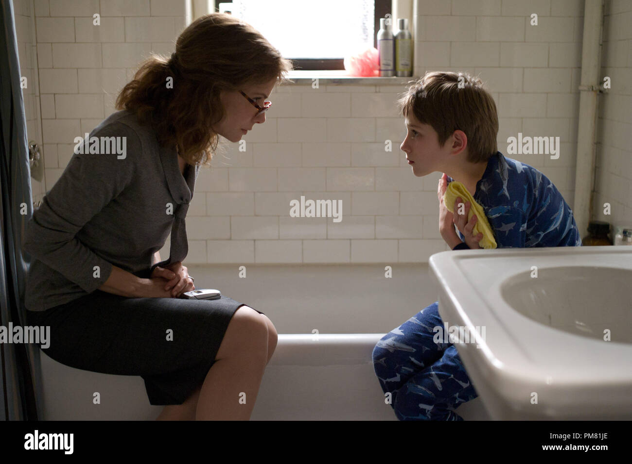 (L-r) SANDRA BULLOCK as Linda Schell and THOMAS HORN as Oskar Schell in ...