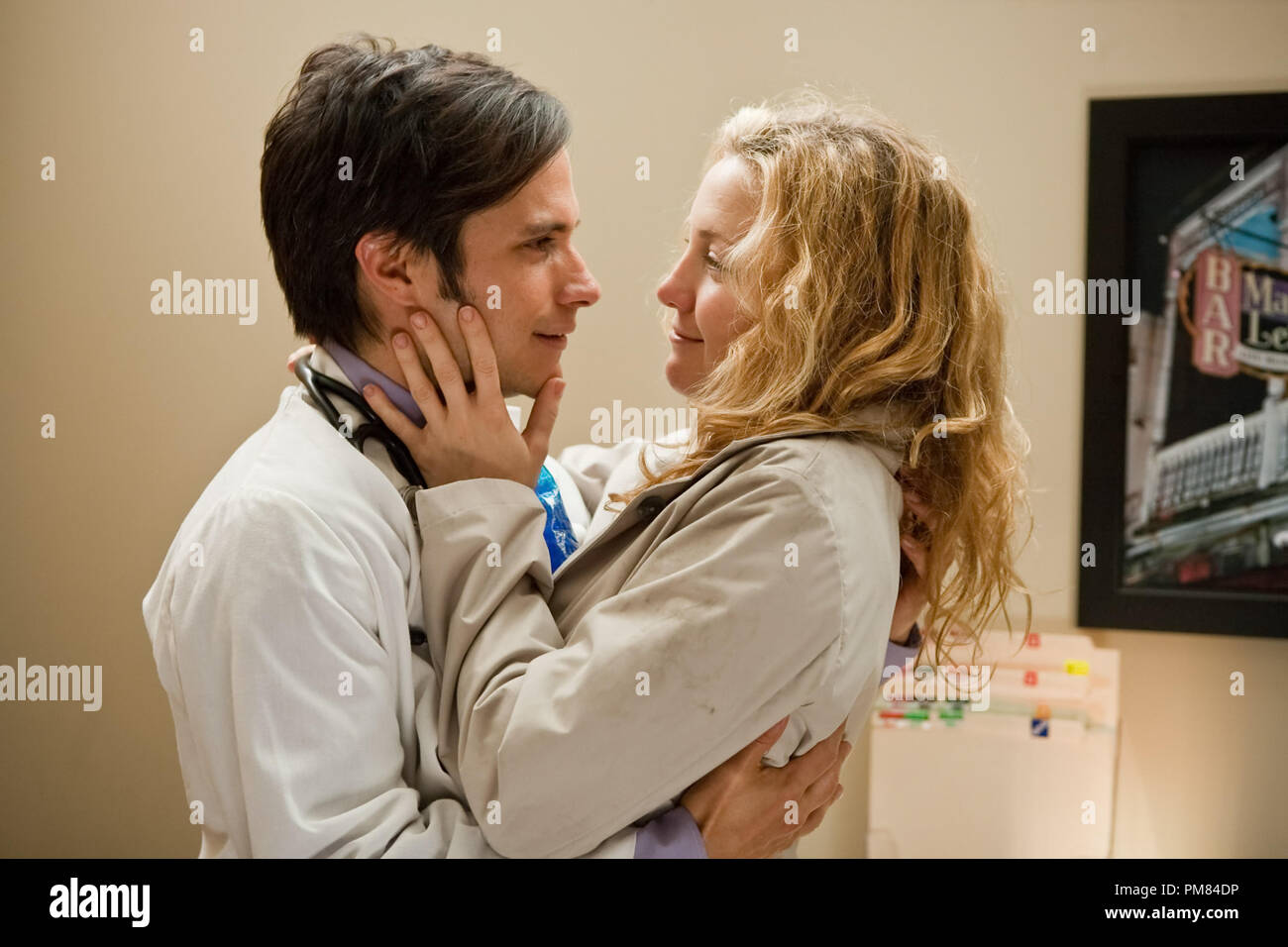 Gael Garcia Bernal as Julian Goldstein and Kate Hudson as Marley ...