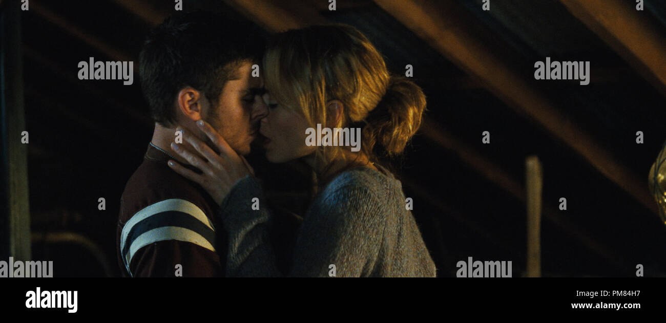 (L-r) ZAC EFRON as Logan and TAYLOR SCHILLING as Beth in Warner Bros ...