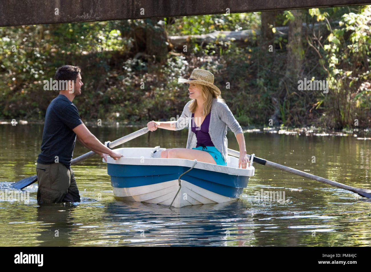 (L-r) ZAC EFRON as Logan and TAYLOR SCHILLING as Beth in Warner Bros ...