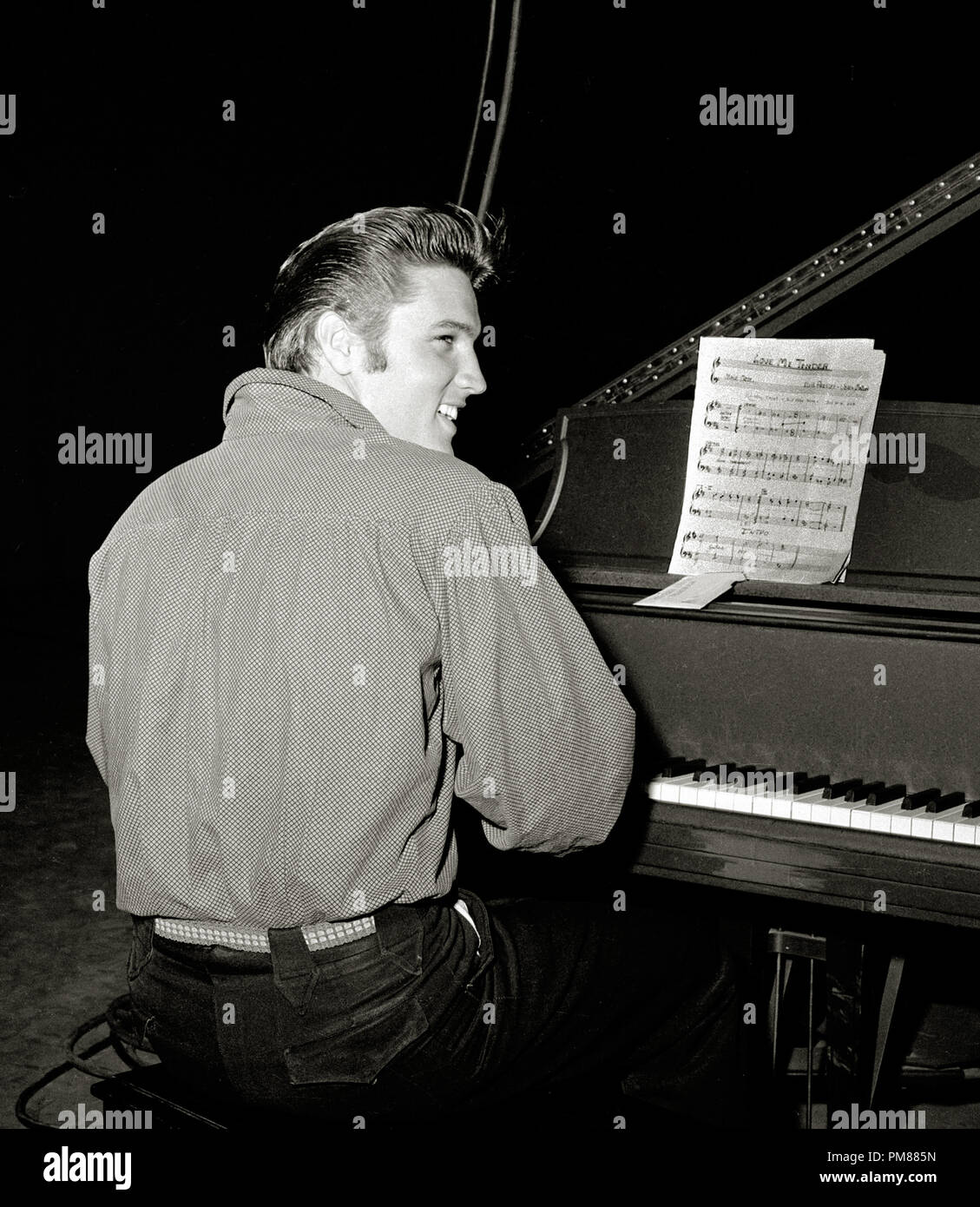 Elvis Presley Tocando El Piano