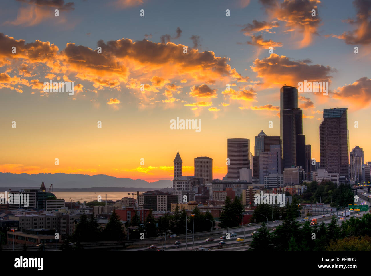 Downtown seattle skyscrapers hi-res stock photography and images - Alamy