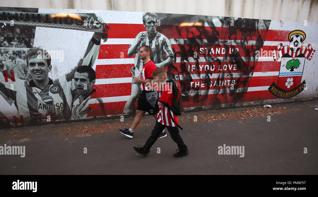 Southampton fans arrive hi-res stock photography and images - Alamy