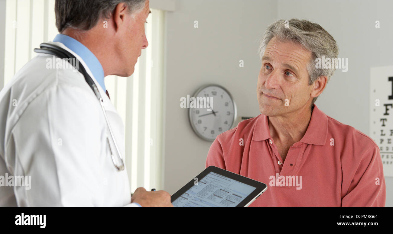 Doctor questions patient hi-res stock photography and images - Alamy