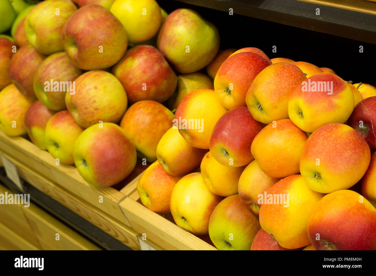 Yellow apples crate box wooden hi-res stock photography and images - Alamy