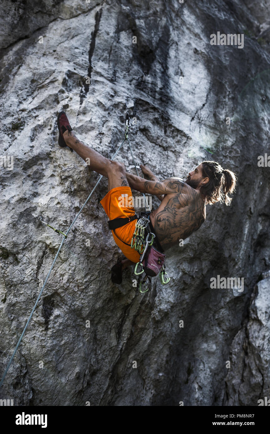 Professional climber rock climbing hi-res stock photography and images ...